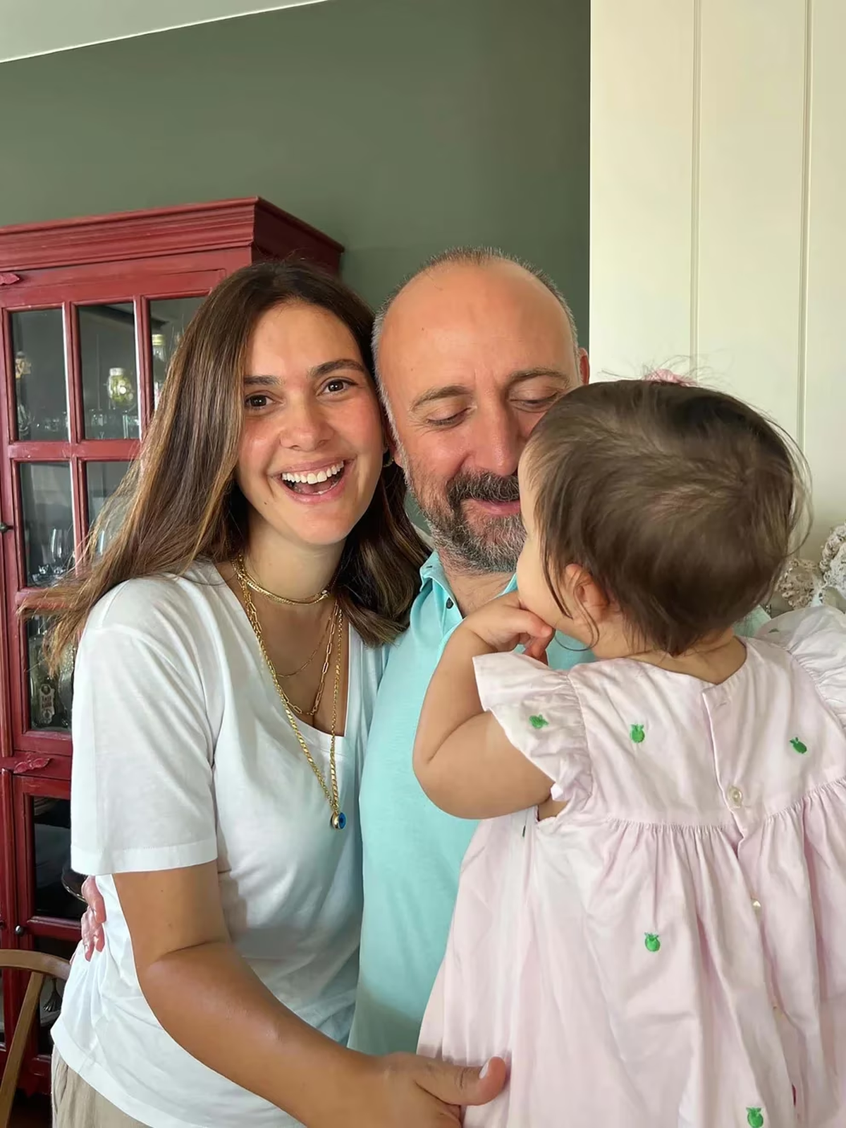 Así lucen hoy Bergüzar Korel y Halit Ergenç, Sherezade y Onur de Las ...