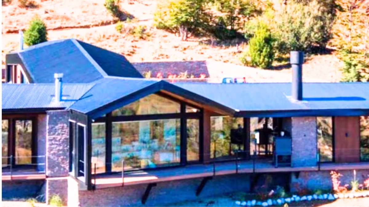 Así es la lujosa casa de Iván de Pineda en Bariloche: naturaleza y un diseño soñado