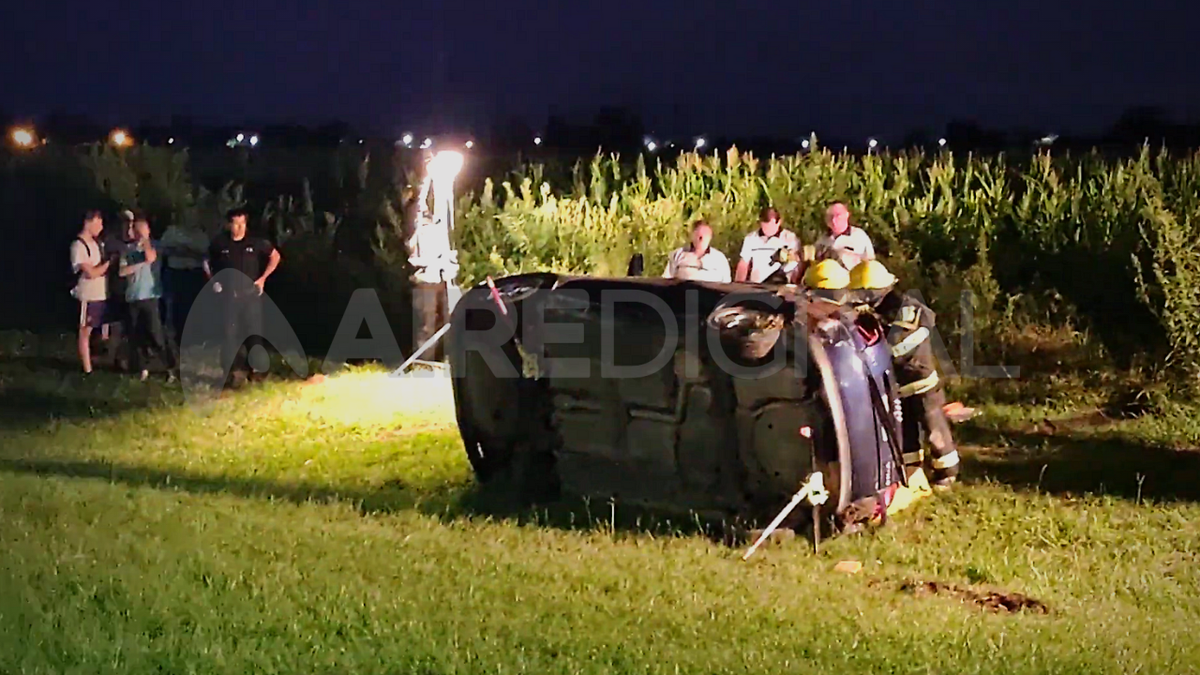 Video: así volcó un auto sobre la ruta provincial 6