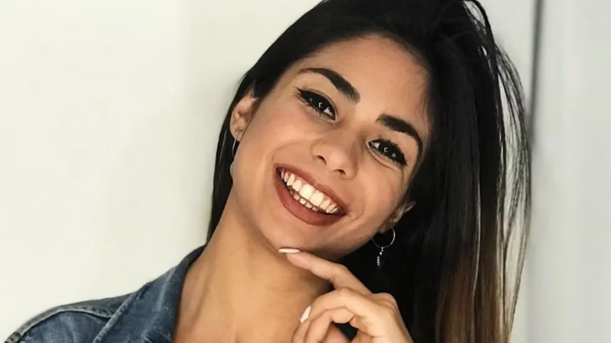 Daniela Celis, atenta a las tendencias: minitop y look con muchas plumas en el show de Bizarrap