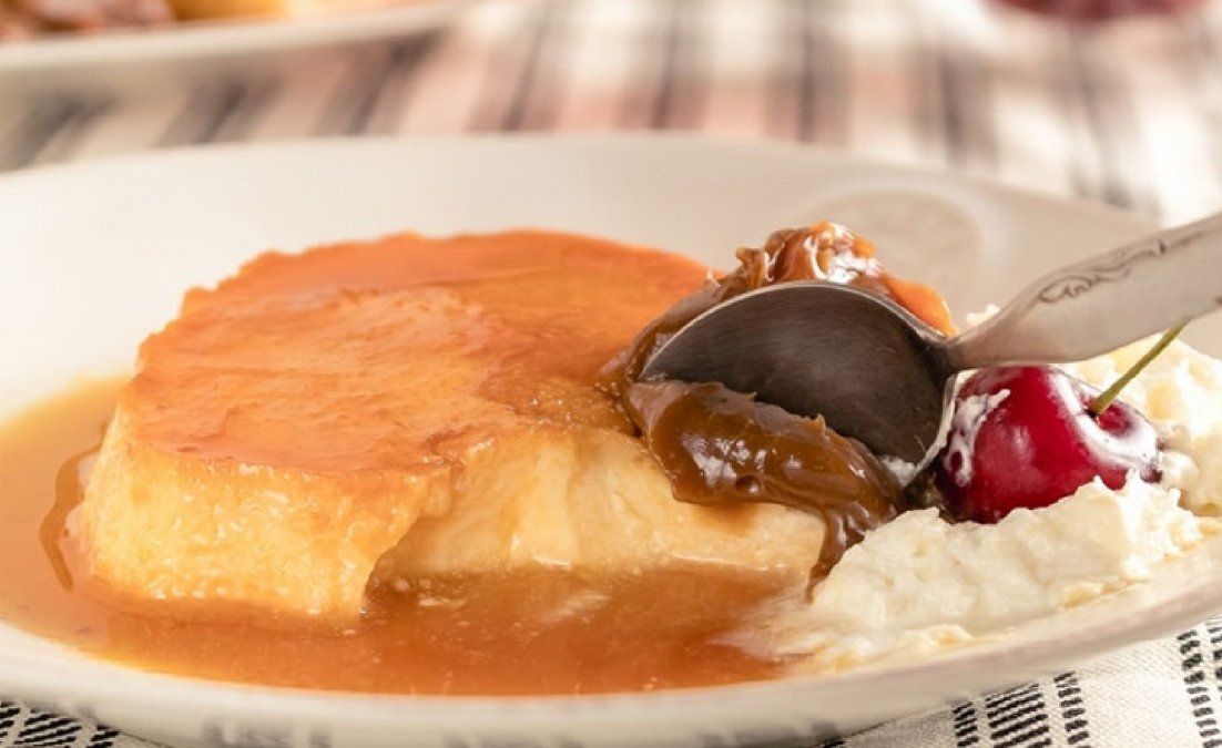 Cómo preparar el clásico flan casero con crema chantilly