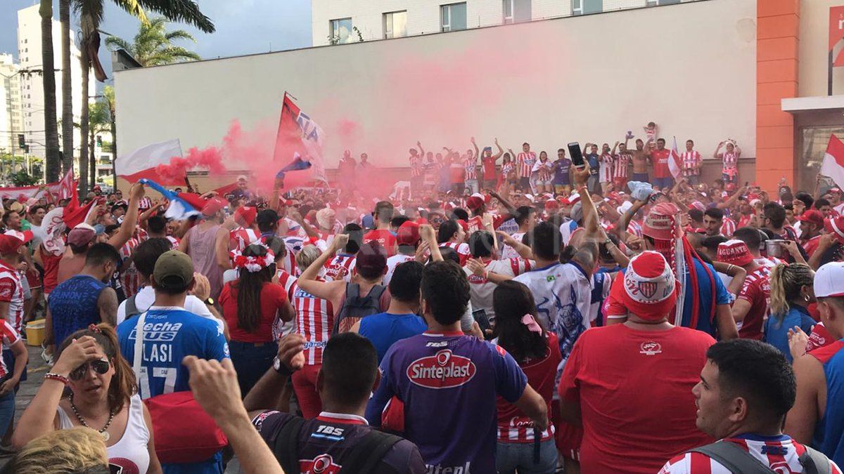 Banderazo tatengue en el hotel donde se hospeda el plantel
