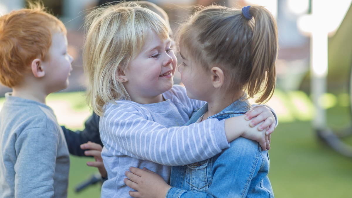 El poder del abrazo: un estímulo simple que trasciende tiempo y edad ...