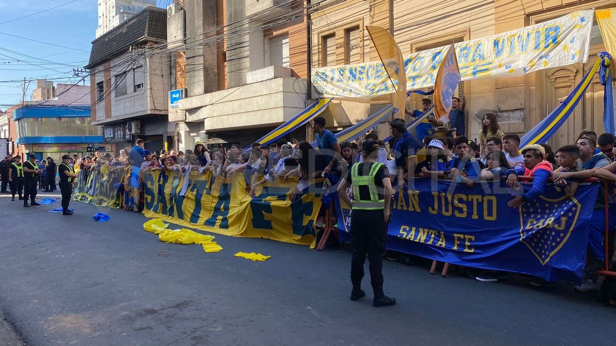 Con globos, carteles y banderas, los hinchas de Boca recibieron al equipo en Santa Fe
