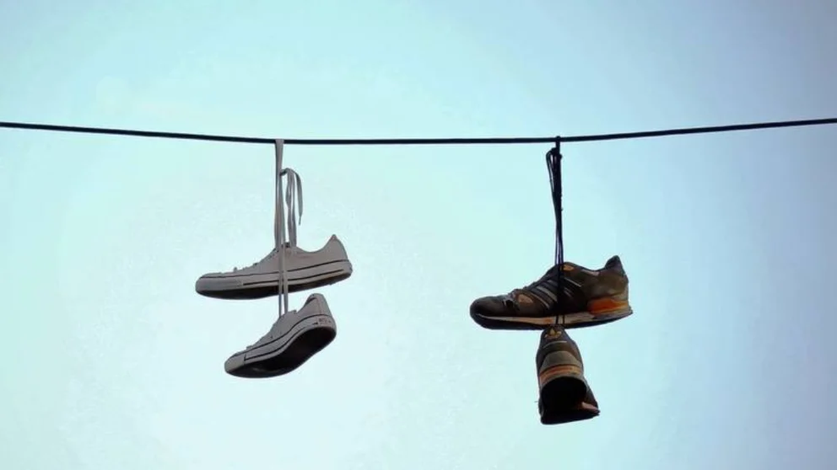 Qué significan las zapatillas colgadas en los cables de luz