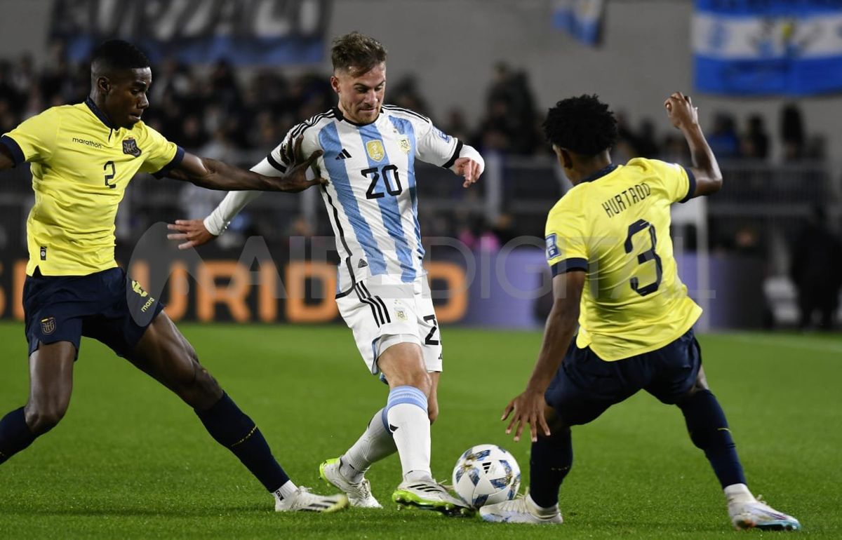Con un golazo de tiro libre de Messi, Argentina le ganó a Ecuador en el Monumental