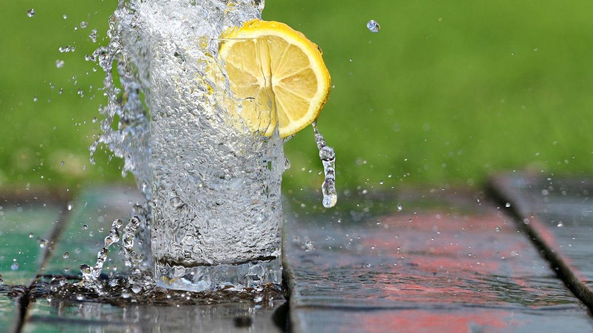 TikTok: el increíble truco para exprimir el jugo de un limón sin cortarlo