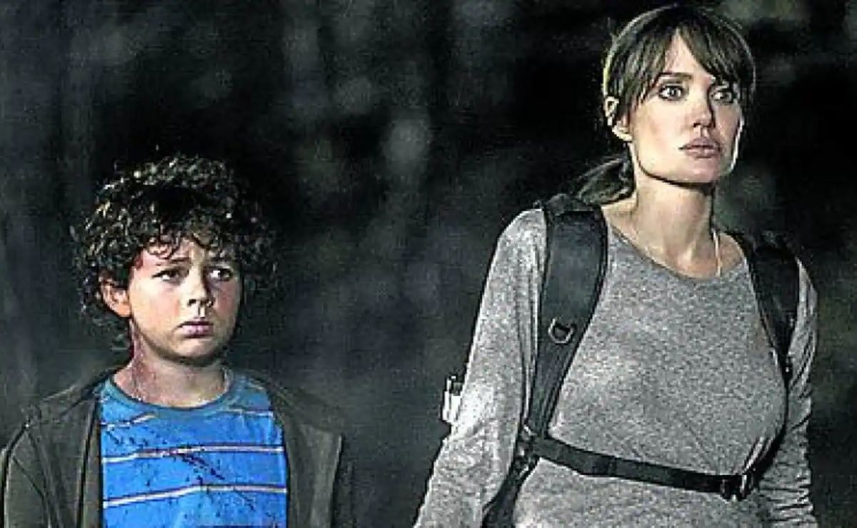 La película de neo-western que dura 1h 40m, tiene a Angelina Jolie como ...