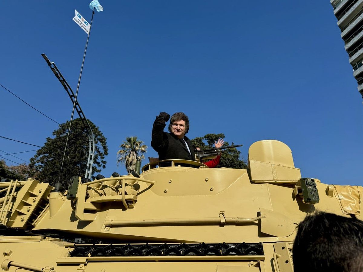 Javier Milei festejó el Día de la Independencia subido a un tanque de guerra