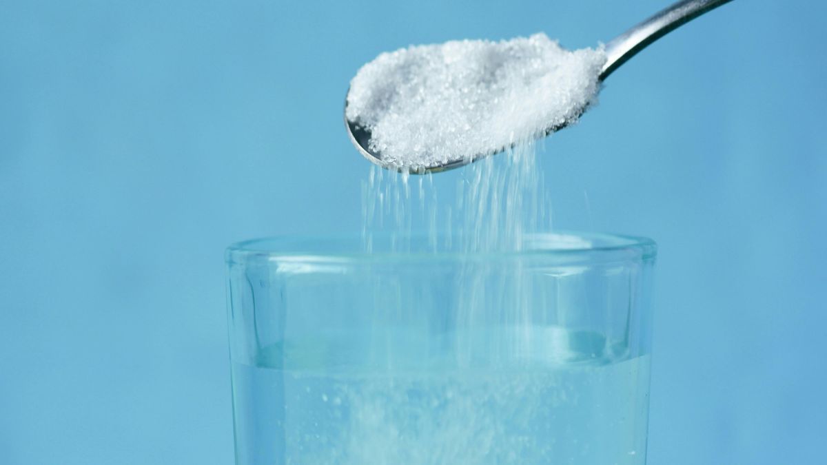 Para qué sirve tomar agua con sal: ¿es bueno o malo para el cuerpo?