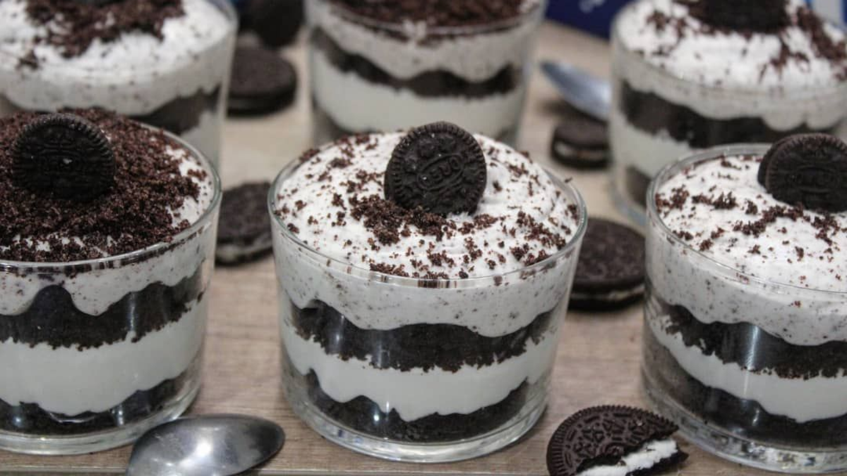 La receta rápida y económica para hacer postre Oreo en vasitos en 4 ...