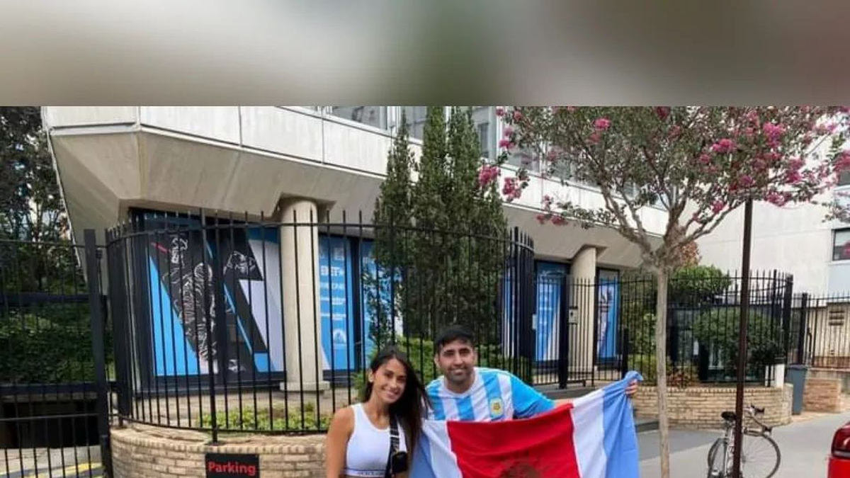 Fue En Bici Hasta La Casa De Lionel Messi Y Lo Atendió Antonela