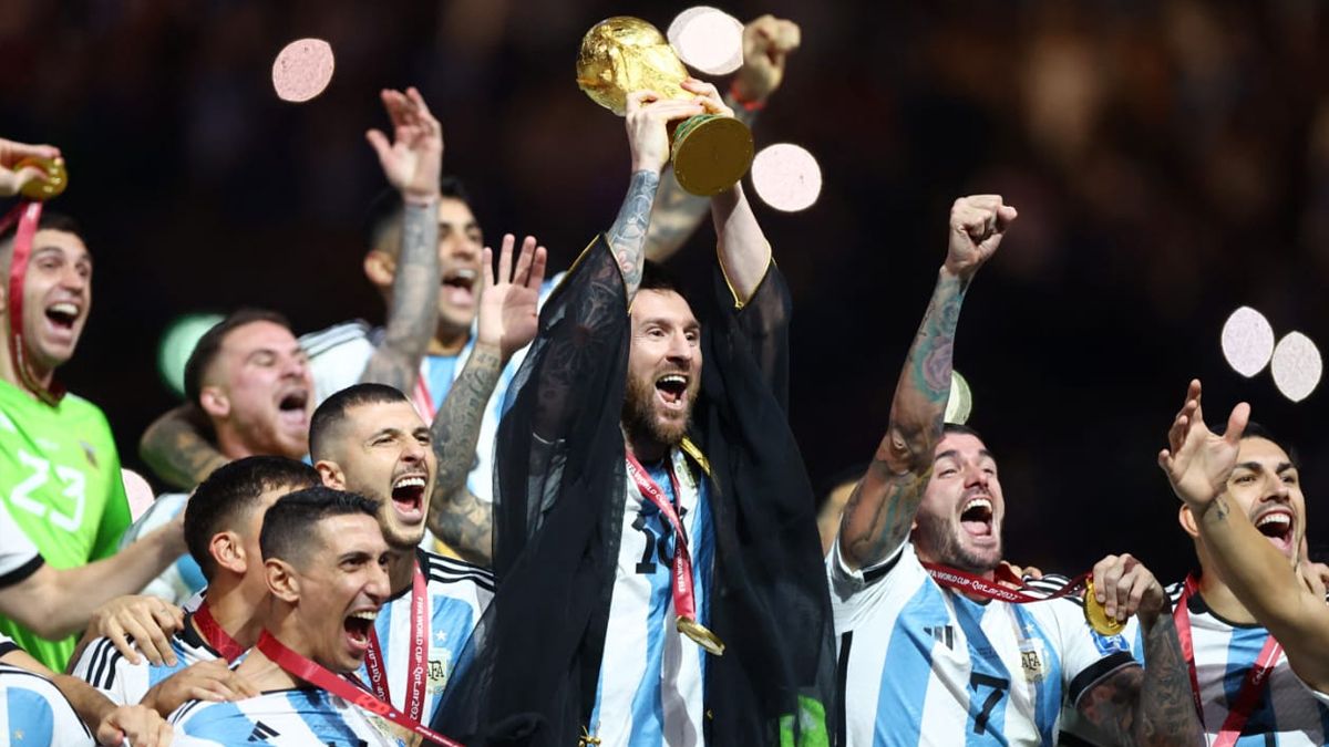 El momento en que Lionel Messi levantó la Copa del Mundo, luego de ...