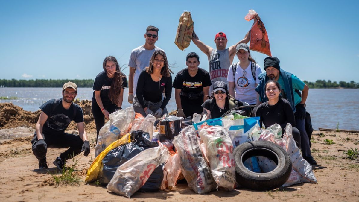Plástico en el agua: las costas del río Paraná estallan de botellas ...
