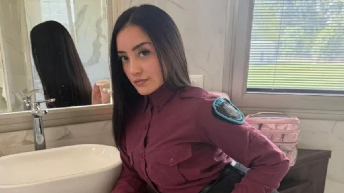 La policía hot que subía contenido para adultos en uniforme oficial ...