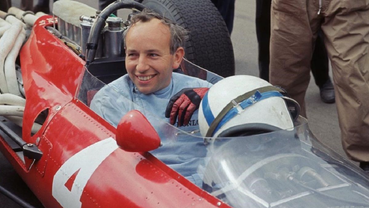 John Surtees, el único que se consagró campeón mundial sobre dos y cuatro ruedas