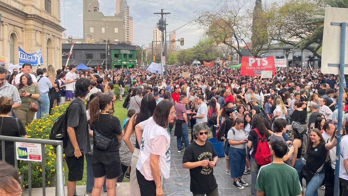 Así fue la masiva Marcha Federal Universitaria en Santa Fe en contra de los vetos de Javier Milei