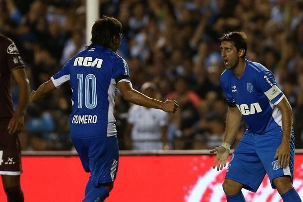 Racing se anima: le ganó 2 a 1 a Lanús en Avellaneda y acortó la distancia