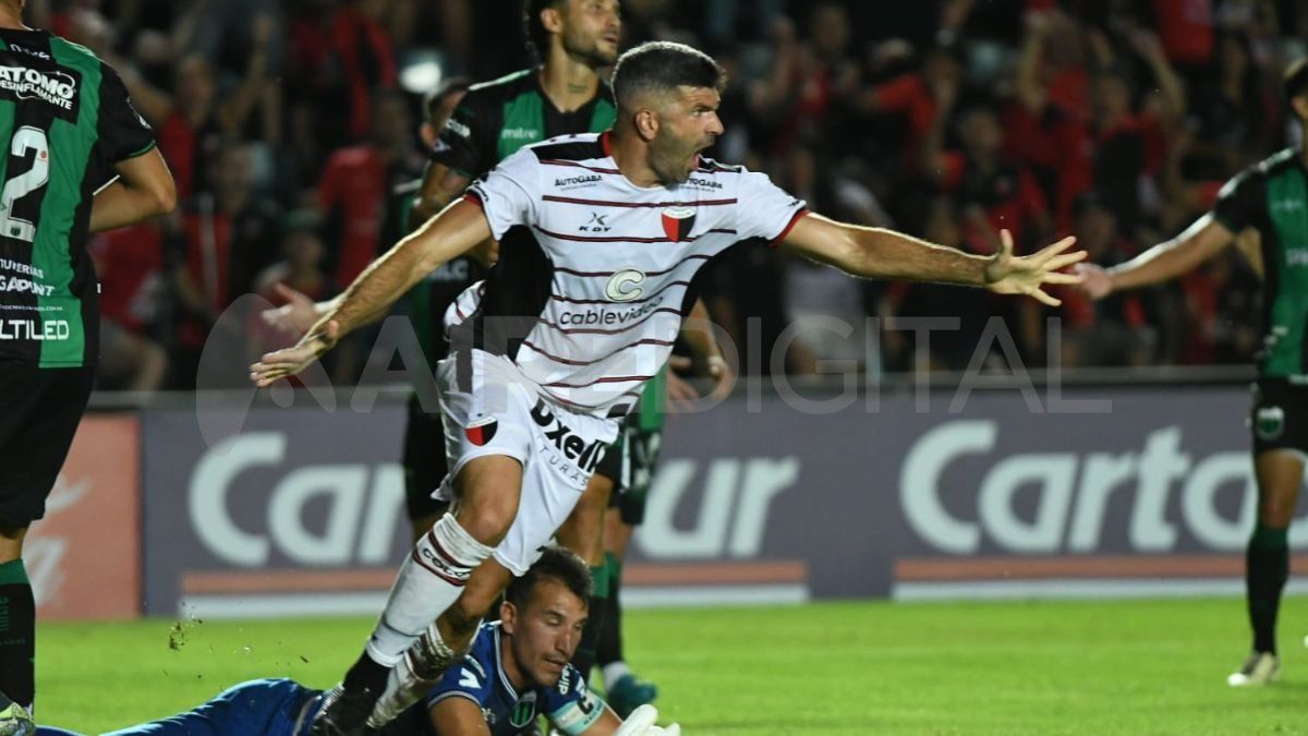 Colón sufrió, pero ganó: de la mano de sus delanteros logró el primer ...