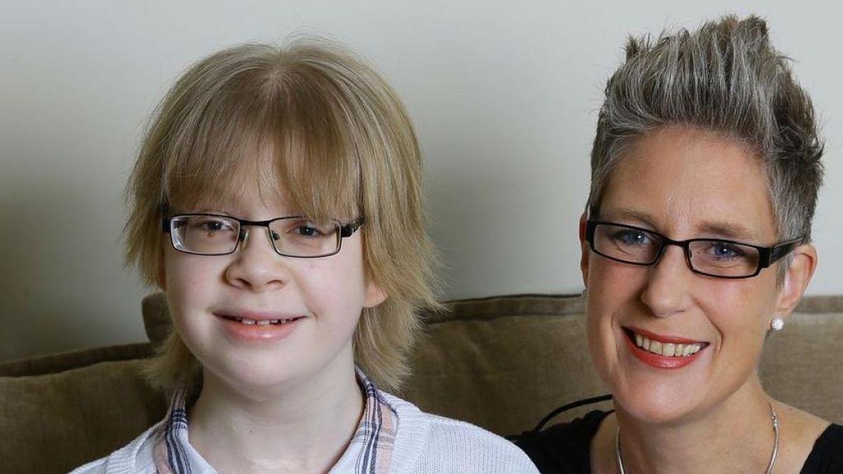 Le quedan seis meses de vida y busca una madre para su hija discapacitada