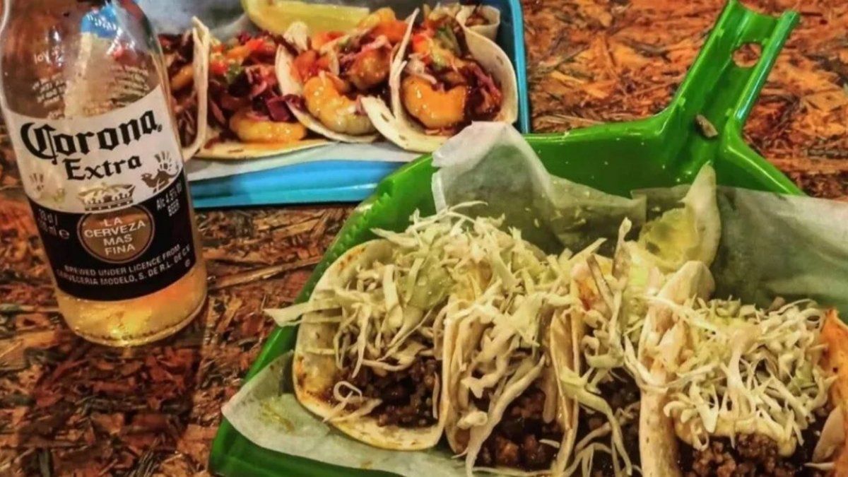 Le sirvieron la comida en una palita para levantar la basura y se ...