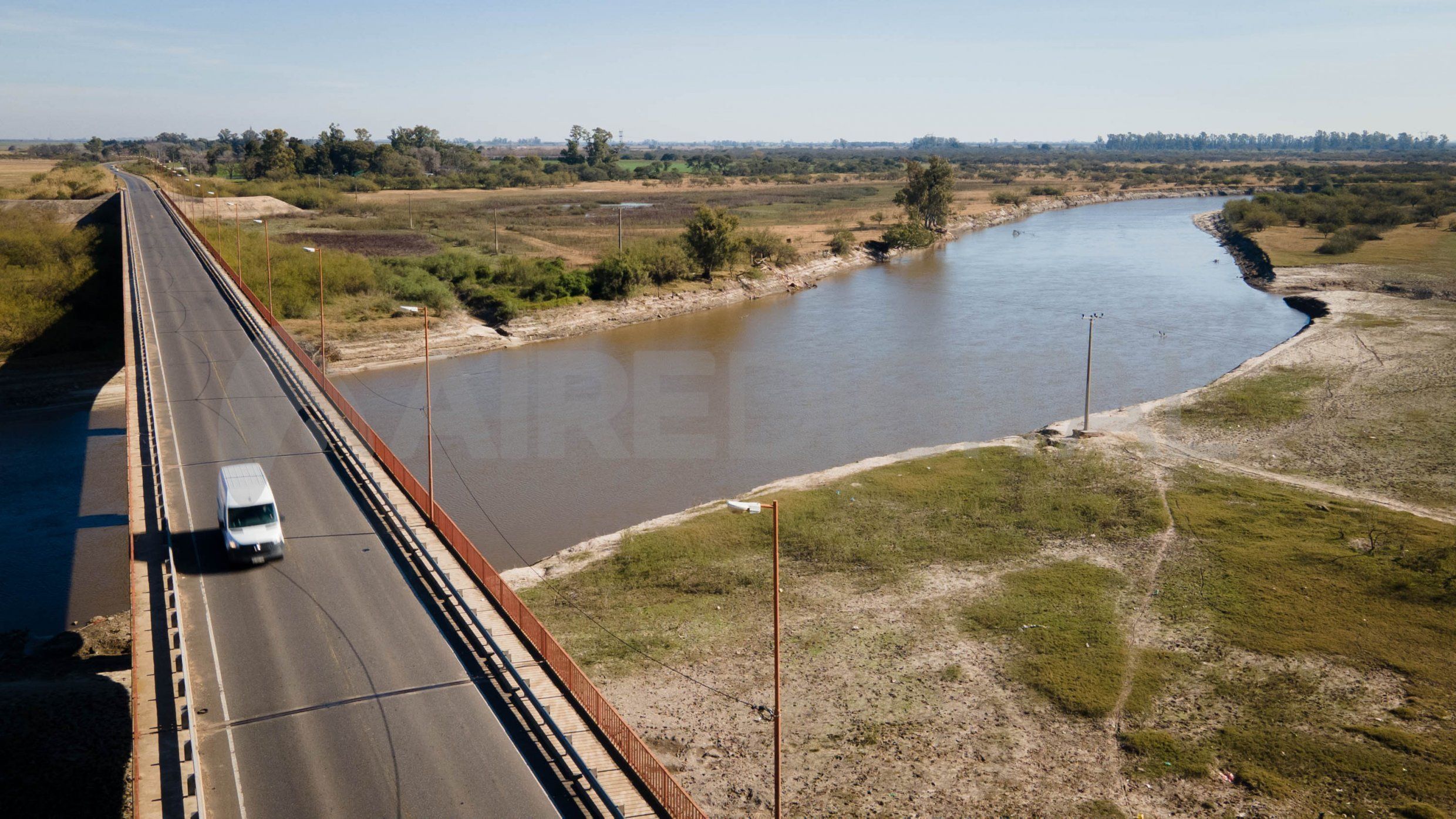 Las meandros, los puentes y el valle del río Salado, en una bajante ...