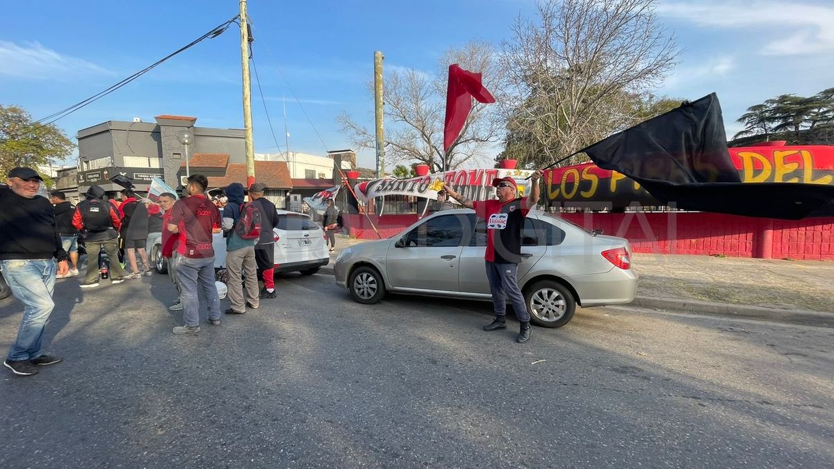 Banderazo en Colón previo al partido ante Gimnasia y Esgrima de Mendoza