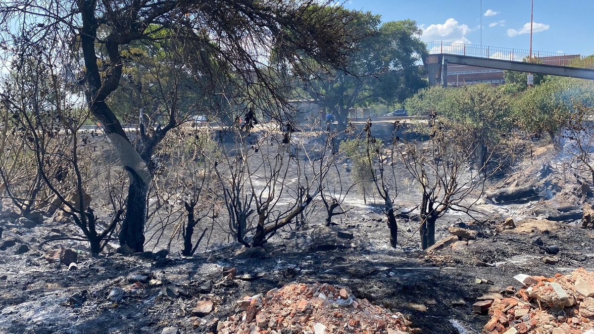 Santa Fe: los bomberos controlaron un importante incendio de pastizales en la zona de boliches ...