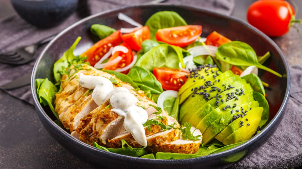Ensalada de pollo saludable: la receta fácil y rica en solo 3 pasos