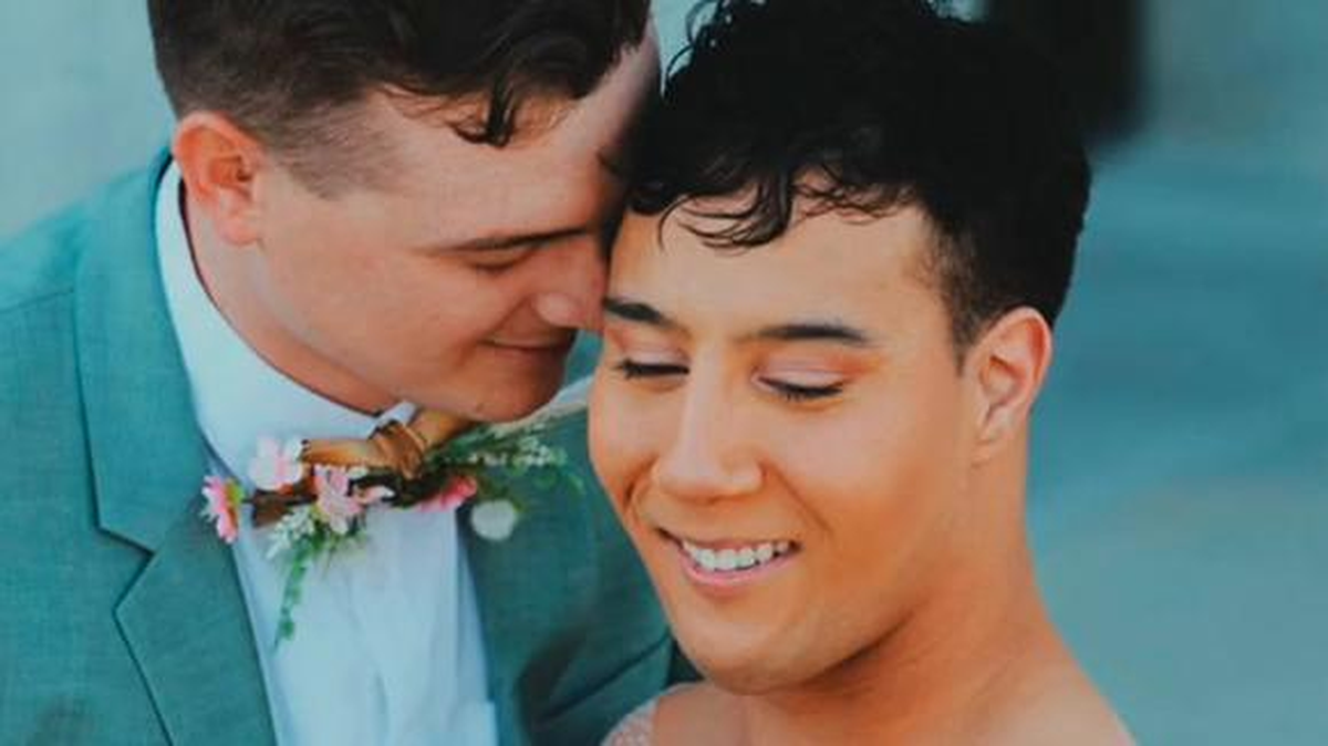 Nació sin brazos ni piernas, su familia lo abandonó y hoy es furor en ...