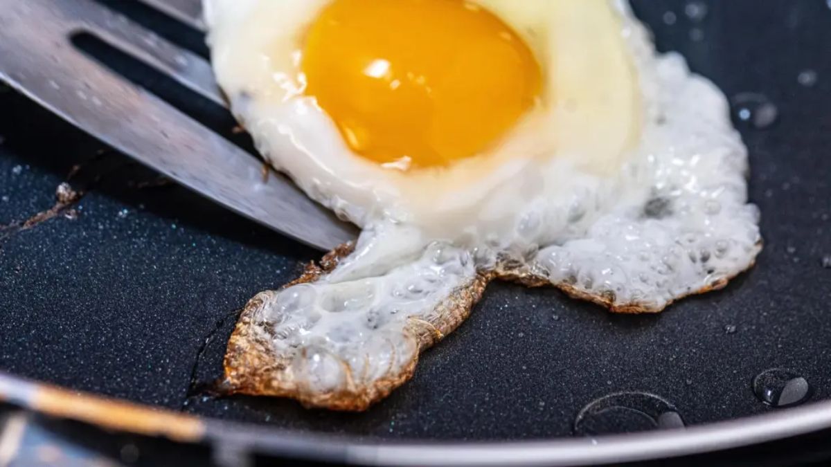 El método más fácil para huevos fritos perfectos y sin ensuciar la cocina