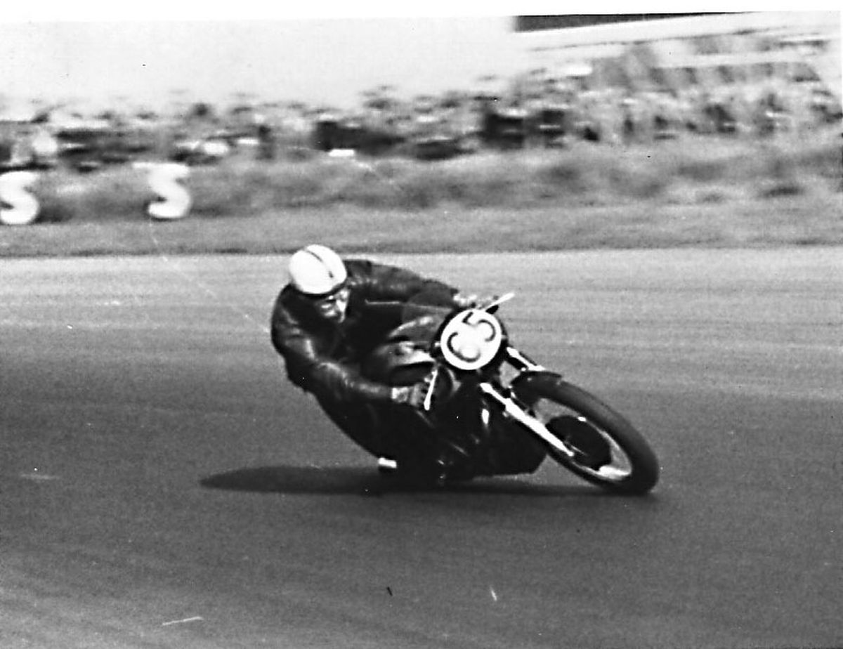 John Surtees, el único que se consagró campeón mundial sobre dos y cuatro ruedas