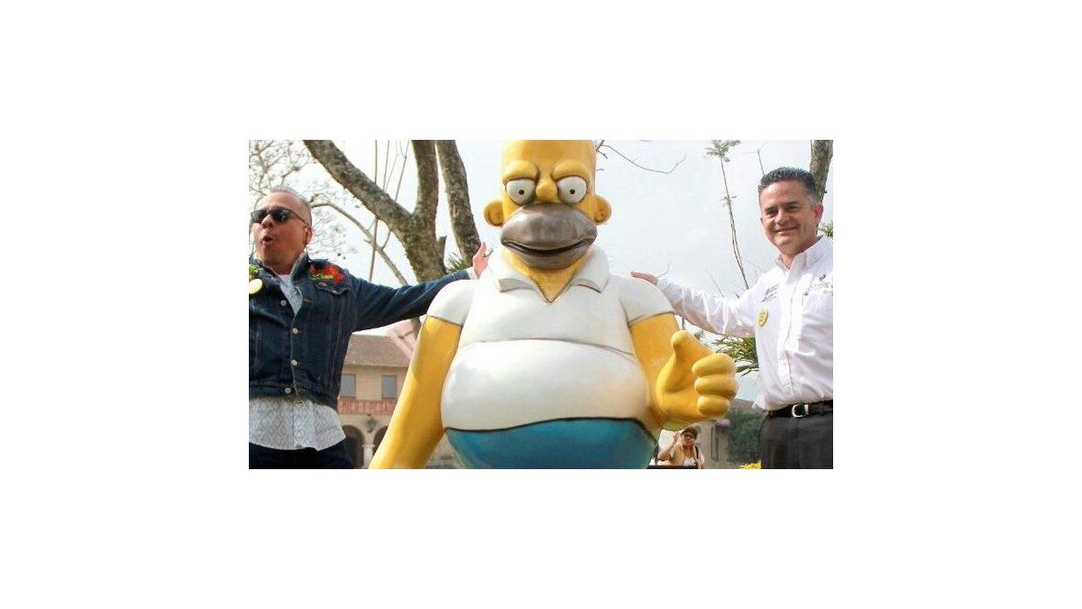 Inauguran polémica estatua de Homero Simpson en México