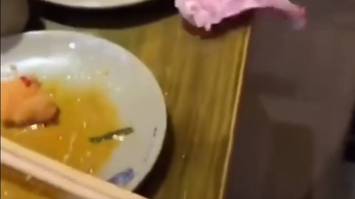 Un pollo “revive” en un plato y causa terror en las redes