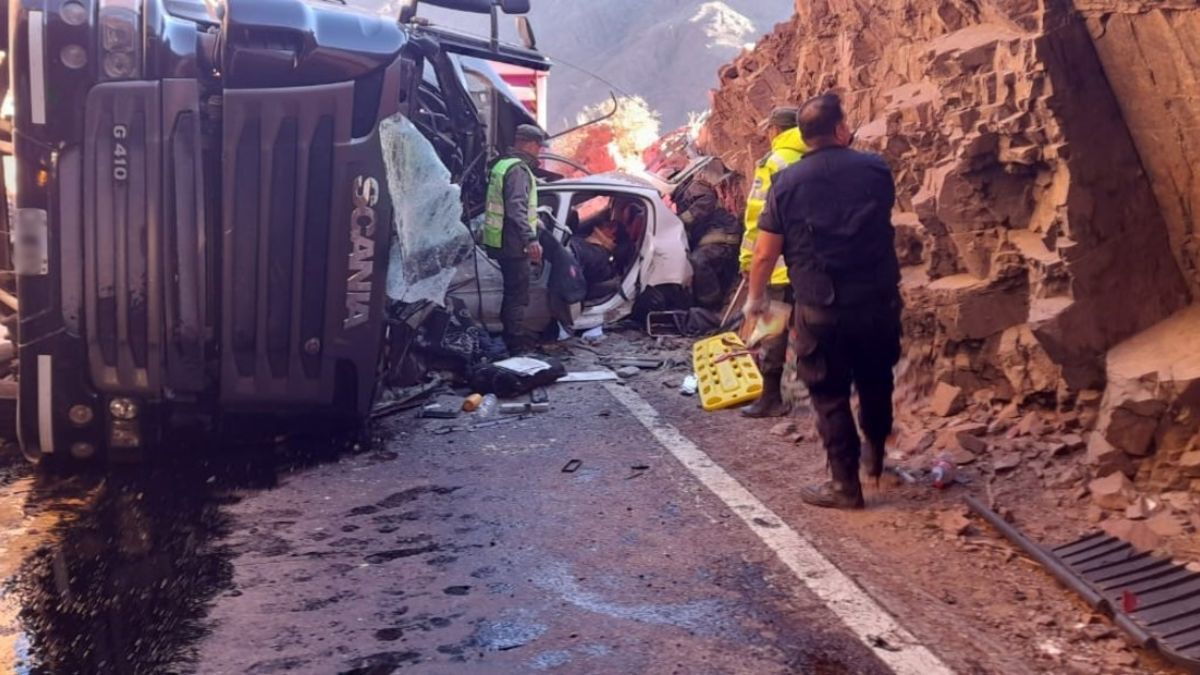 Accidente fatal en Mendoza: un camión volcó sobre un auto con una ...