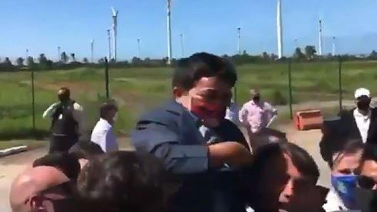 Jair Bolsonaro alzó a un enano pensando que era un niño y se volvió viral