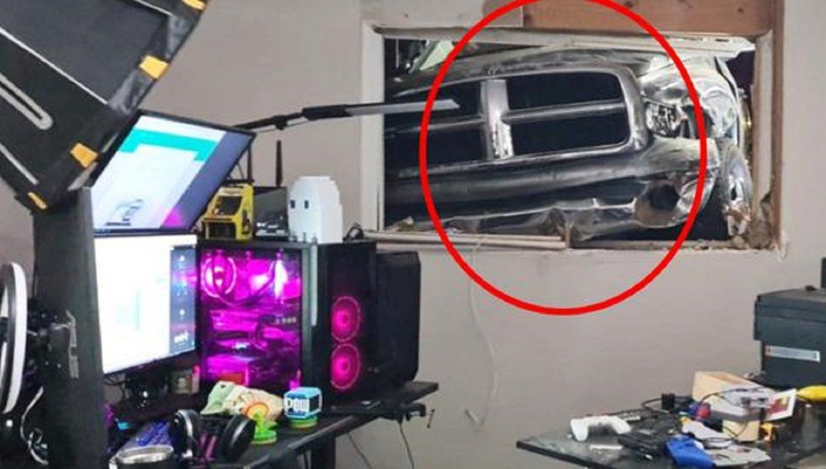 Camioneta atravesó el cuarto de un streamer en plena transmisión