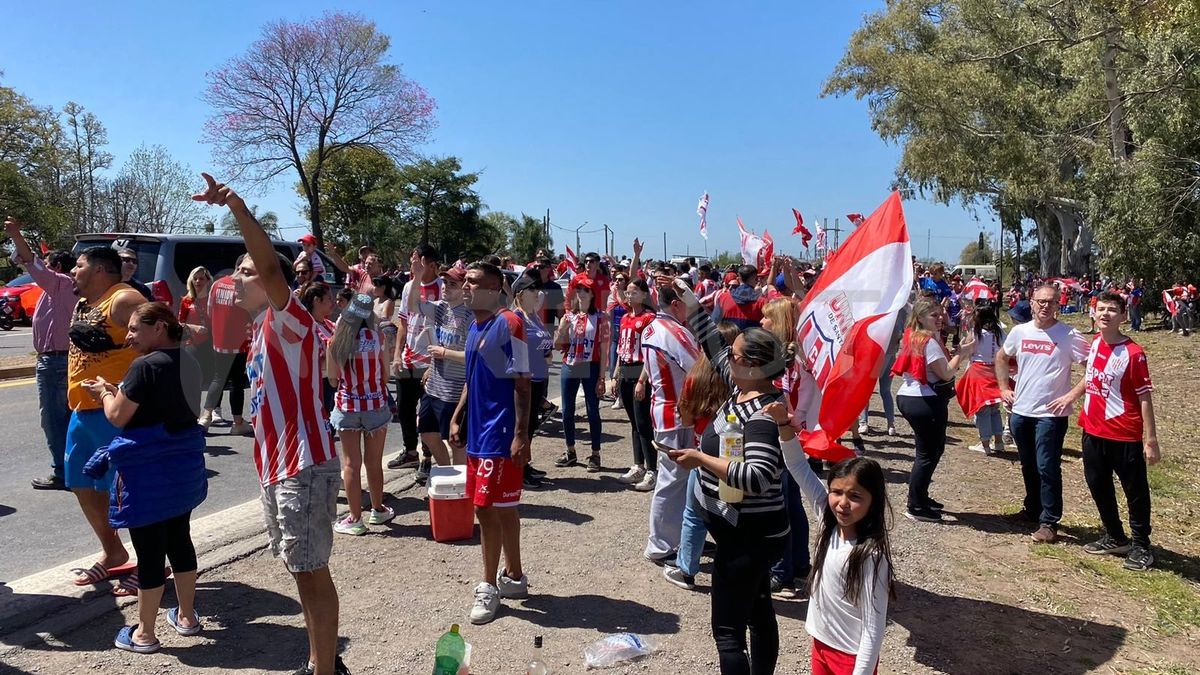 El banderazo de Unión y el aliento de los hinchas previo al partido con ...