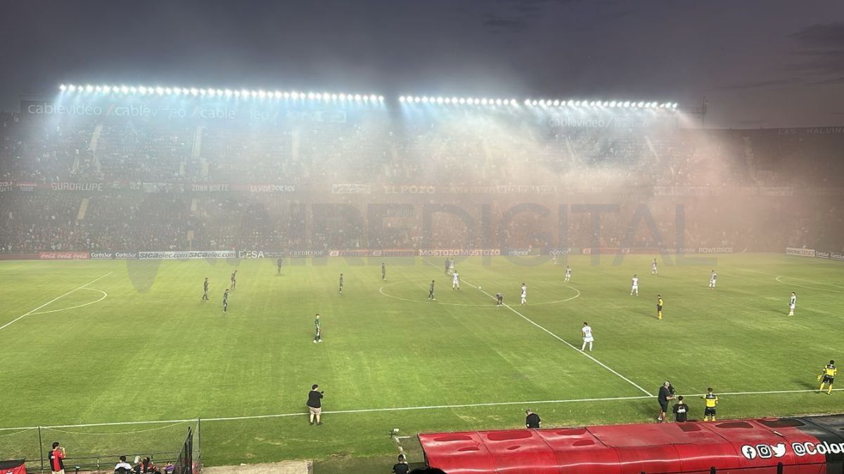 Colón resistió hasta el final y le ganó 2 a 1 a Nueva Chicago en Santa Fe