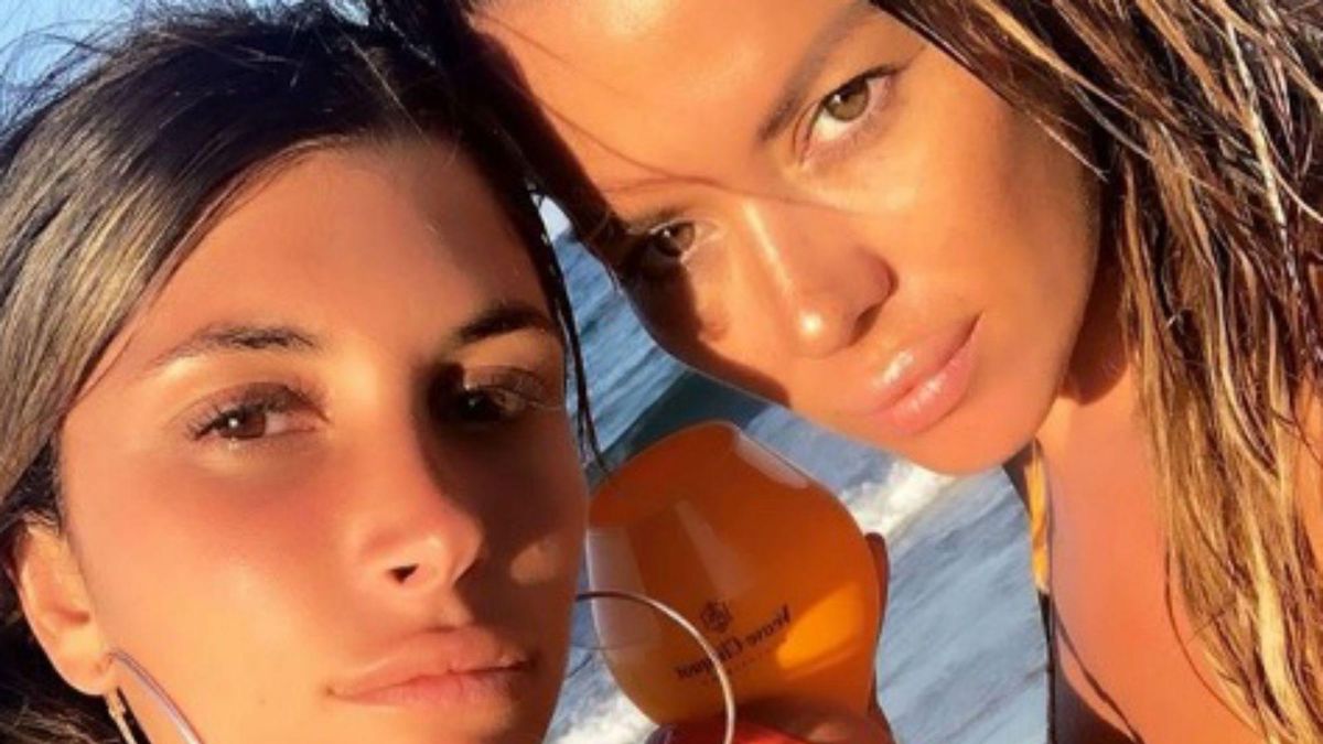 Karina Jelinek a los besos con Florencia Parise