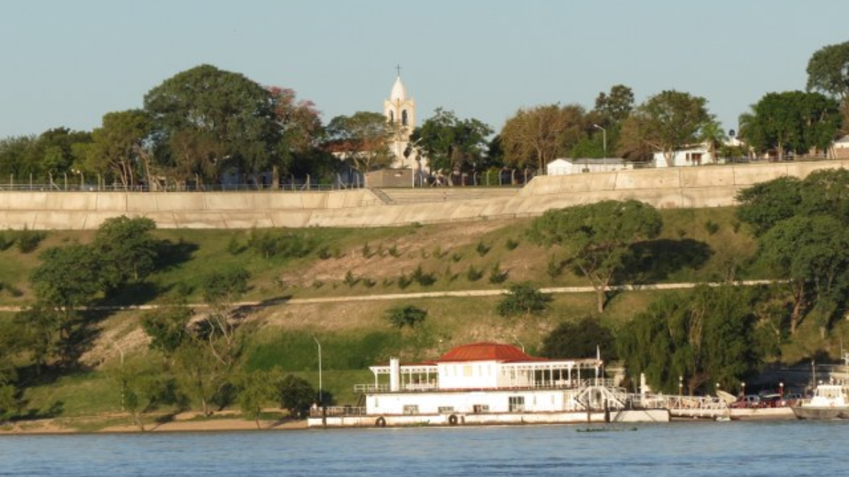 Escapada a un pequeño destino frente al río Paraná para pescar