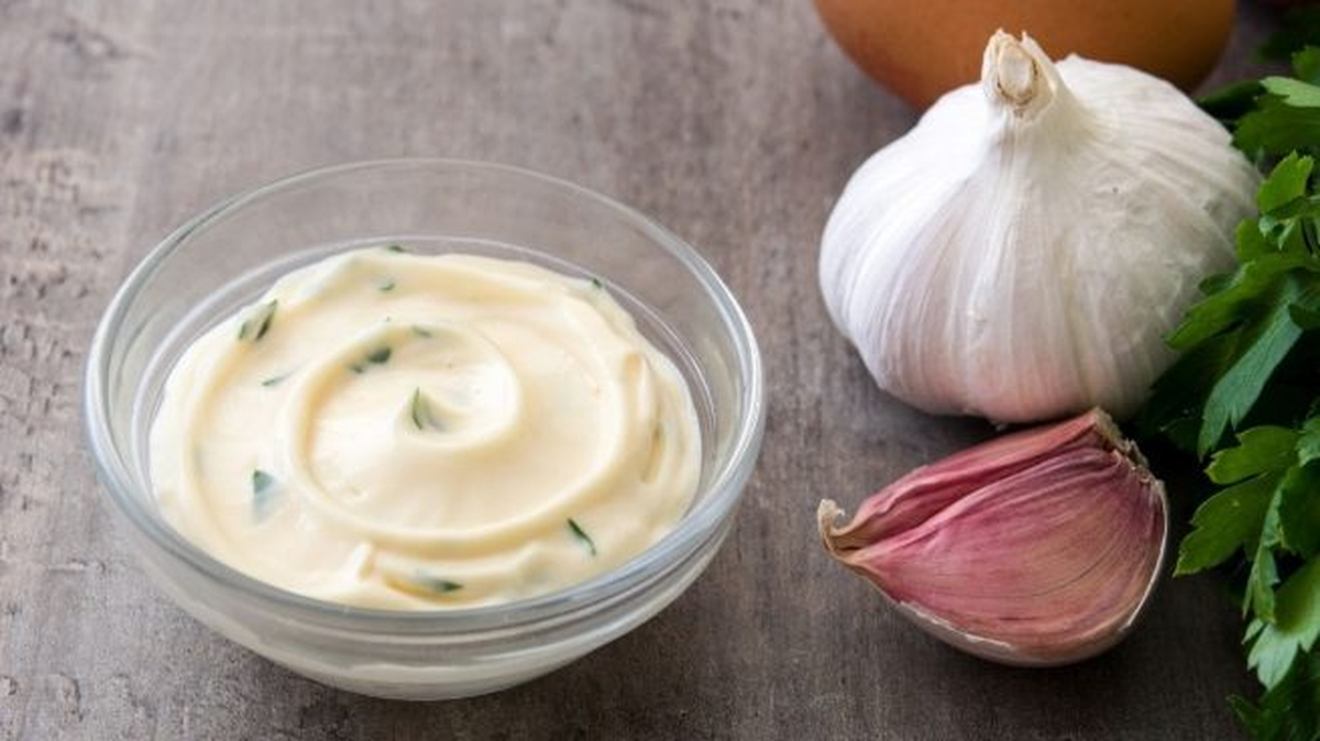 Cómo hacer un riquísimo alioli en casa: la receta y el paso a paso