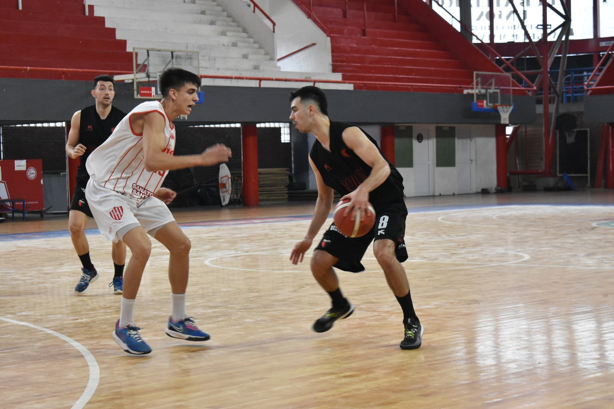 Clásico de básquet entre Unión y Colón durante la pretemporada