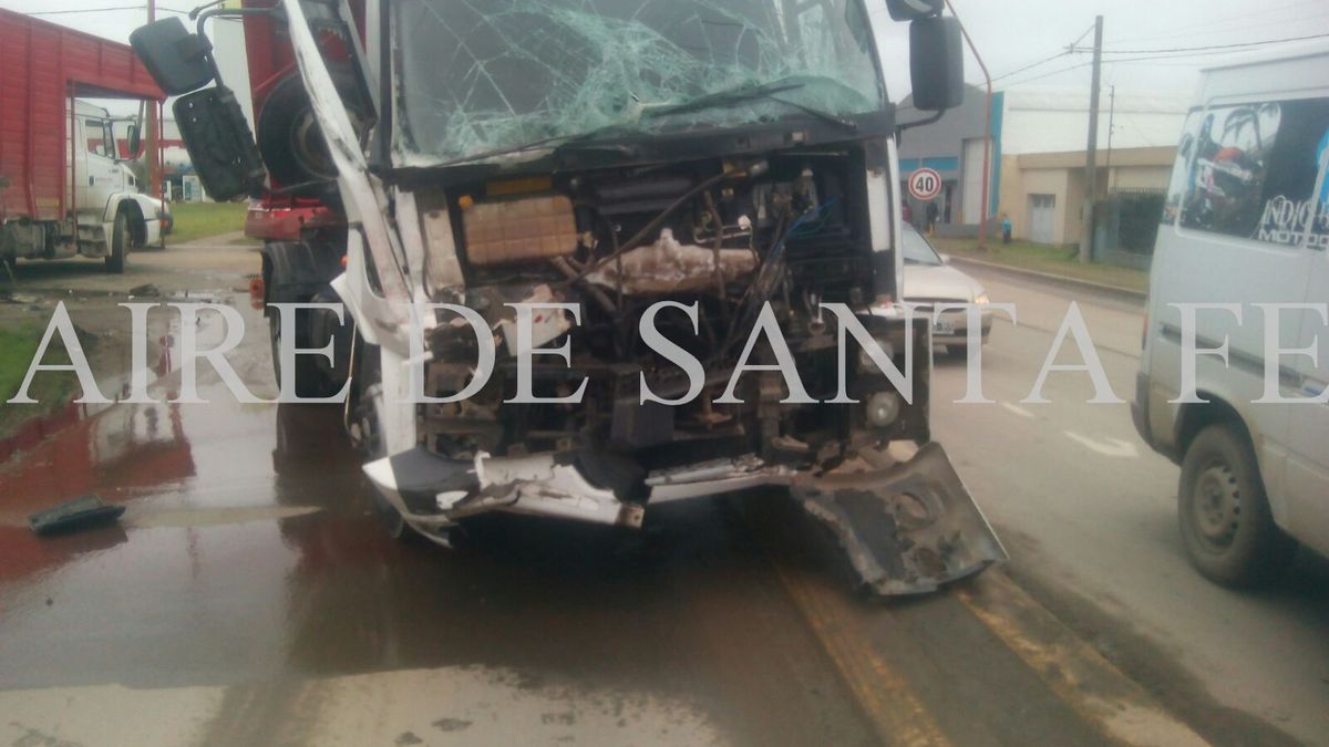 Choque entre dos camiones en ruta 70 y ruta 6