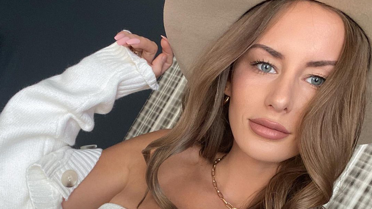 Alexis Sharkey: famosa influencer aparece desnuda y muerta en una ruta