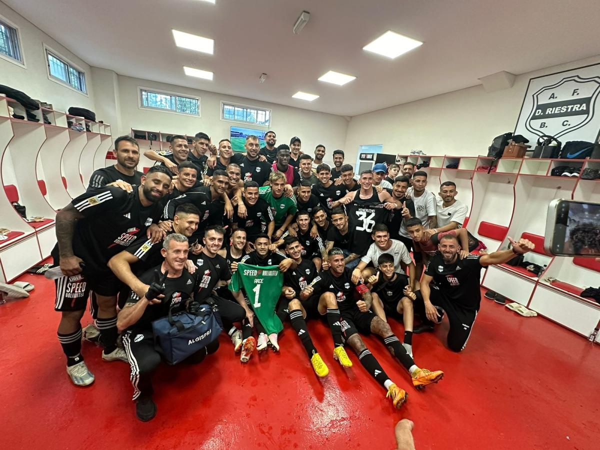¡Momentos! LA FOTO que compartió el arquero tras el triunfo de Riestra