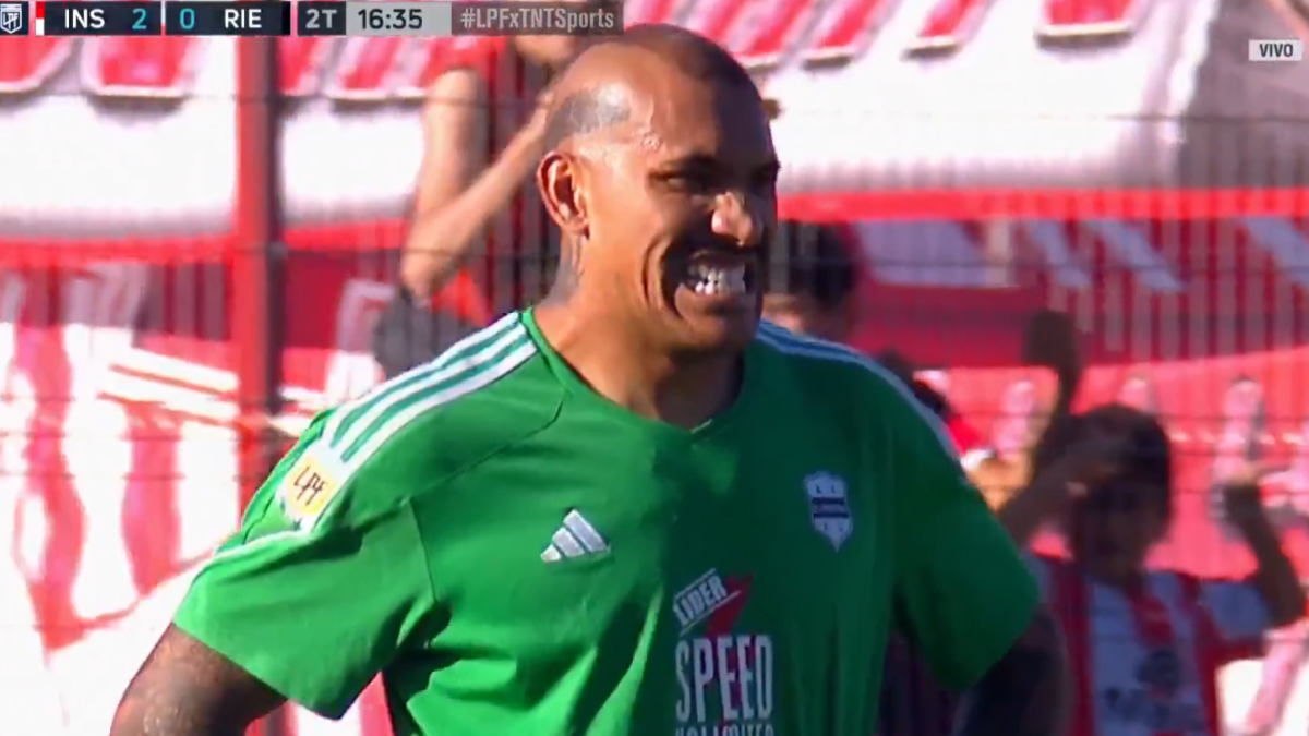 El INSÓLITO BLOOPER de Ignacio Arce, ex Unión, en la derrota de Deportivo Riestra: le regaló un ...