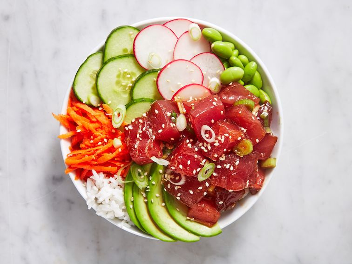 Cómo hacer un poke bowl hawaiano: la receta rica y fácil