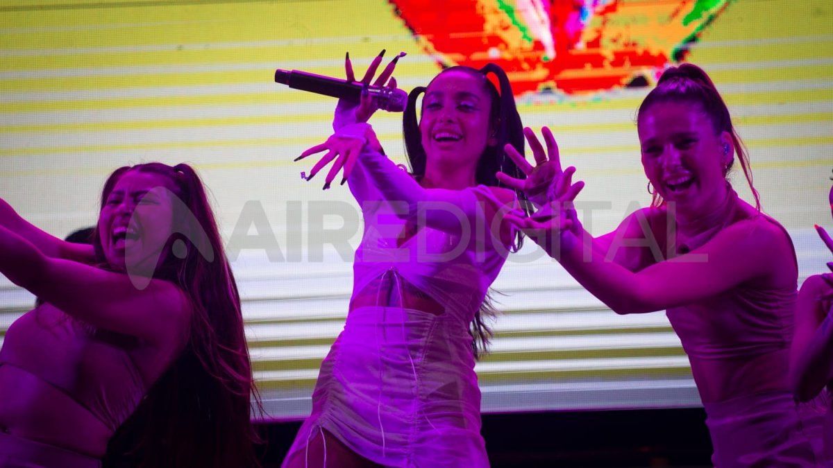 María Becerra brilló en Santa Fe e hizo bailar al público con sus hits