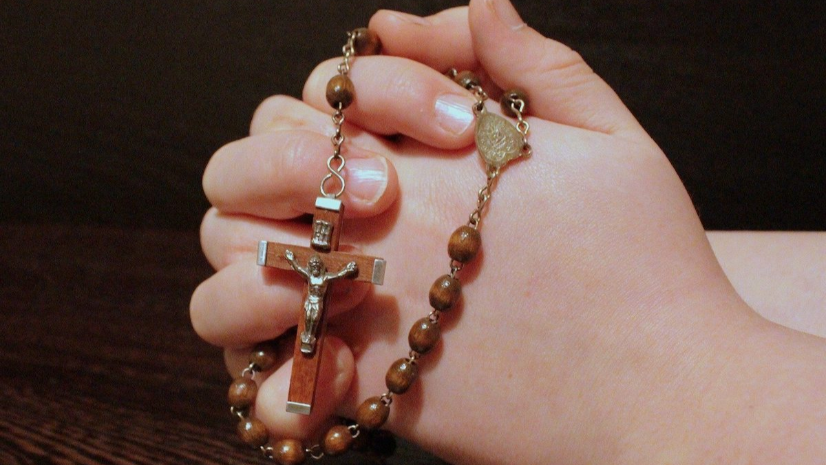 Guía completa: cómo rezar el Santo Rosario paso a paso